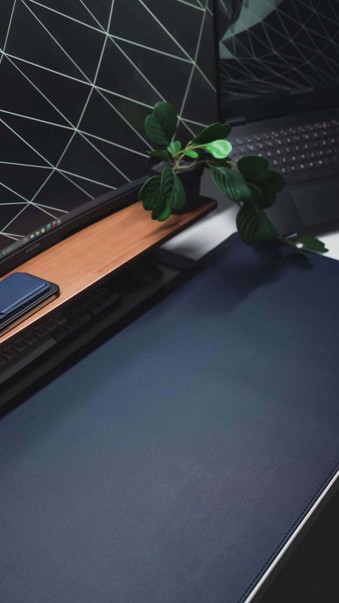 Vertical Laptop Stand – Colta